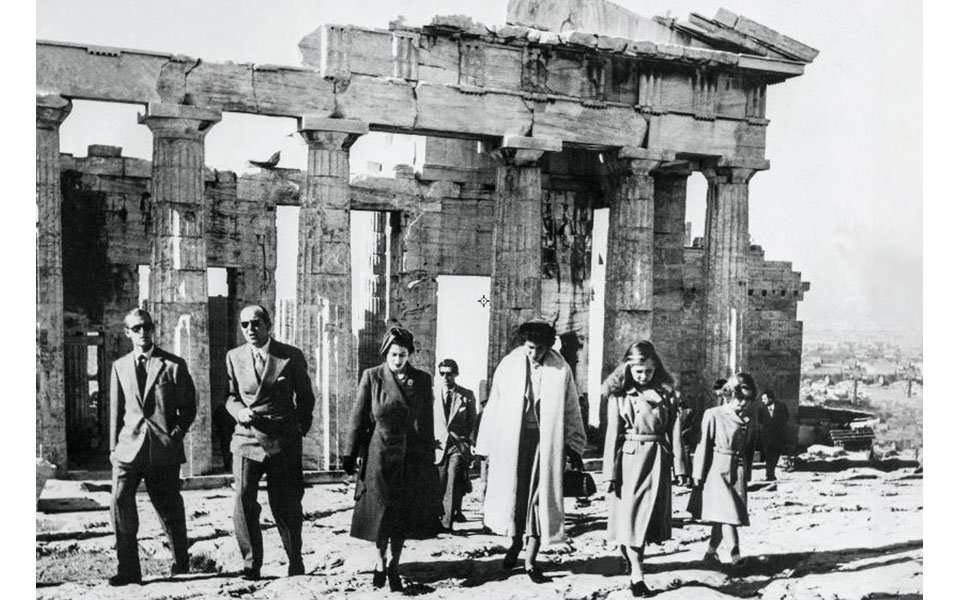 Όταν η Βασίλισσα Ελισάβετ επισκέφθηκε την Παλλήνη και γευμάτισε στον ...
